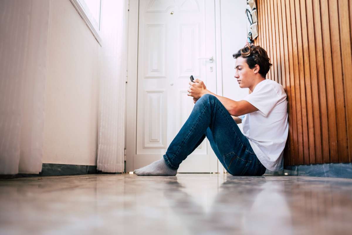 How to Help Kids Resist Online Peer Pressure and Social Media Influence