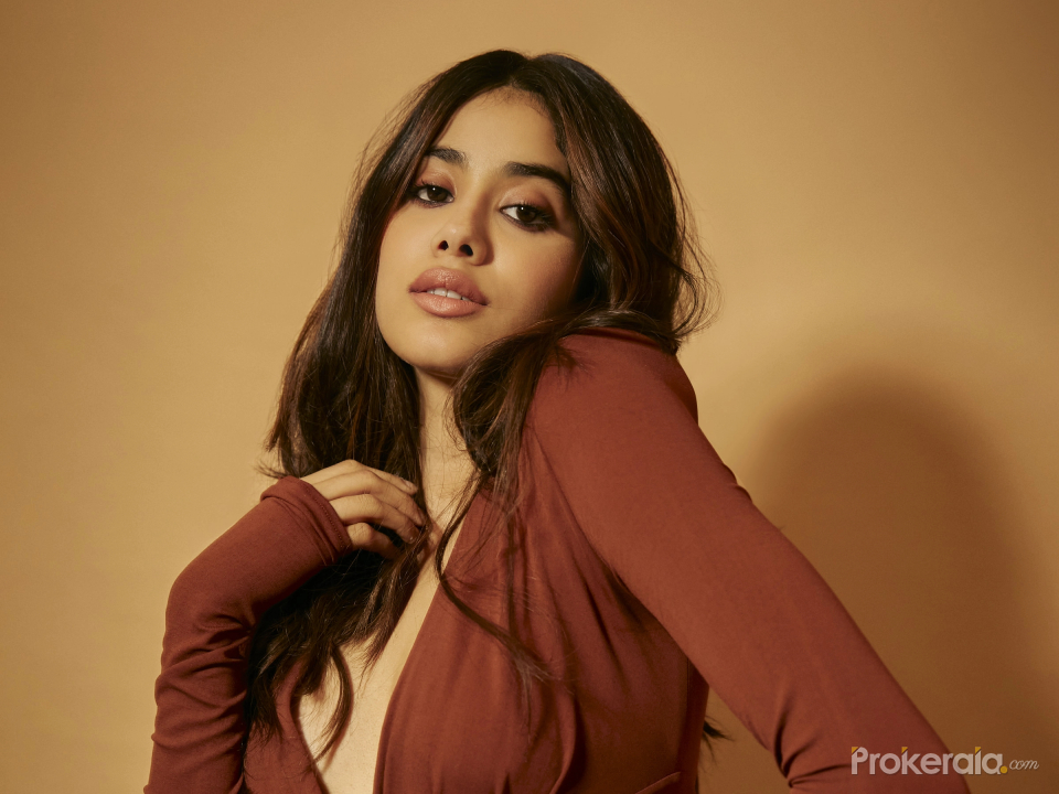 Janhvi Kapoor flaunts her glam avatar in this stunning black figure ...