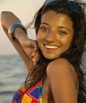 Rakshana Movie Cast, Review, Wallpapers & Trailer