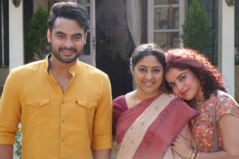Abhiyude Kadha Anuvinteyum Movie Wallpapers, Posters & Stills