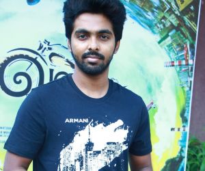 Vandi Movie Cast, Review, Wallpapers & Trailer