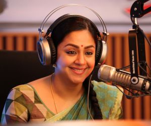 Kaatrin Mozhi Movie Cast, Review, Wallpapers & Trailer