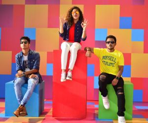 Oru Adaar Love Movie Cast, Review, Wallpapers & Trailer