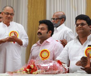 Theruvu Nakshatrangal Movie Cast, Review, Wallpapers & Trailer