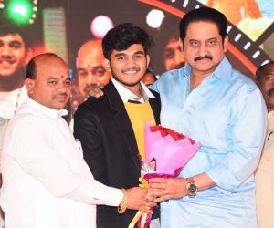 Parari Movie Cast, Review, Wallpapers & Trailer