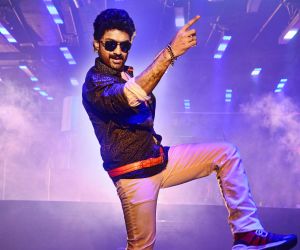 Pataas Movie Cast, Review, Wallpapers & Trailer