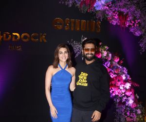 Zara Hatke Zara Bachke Movie Cast, Review, Wallpapers & Trailer