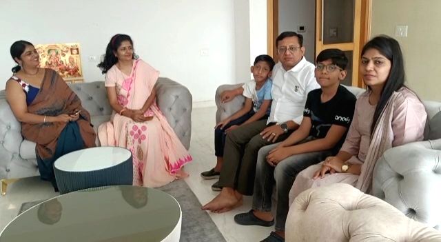 Free Photo : 10 year old student passed 10th board exam with 77 percent ...
