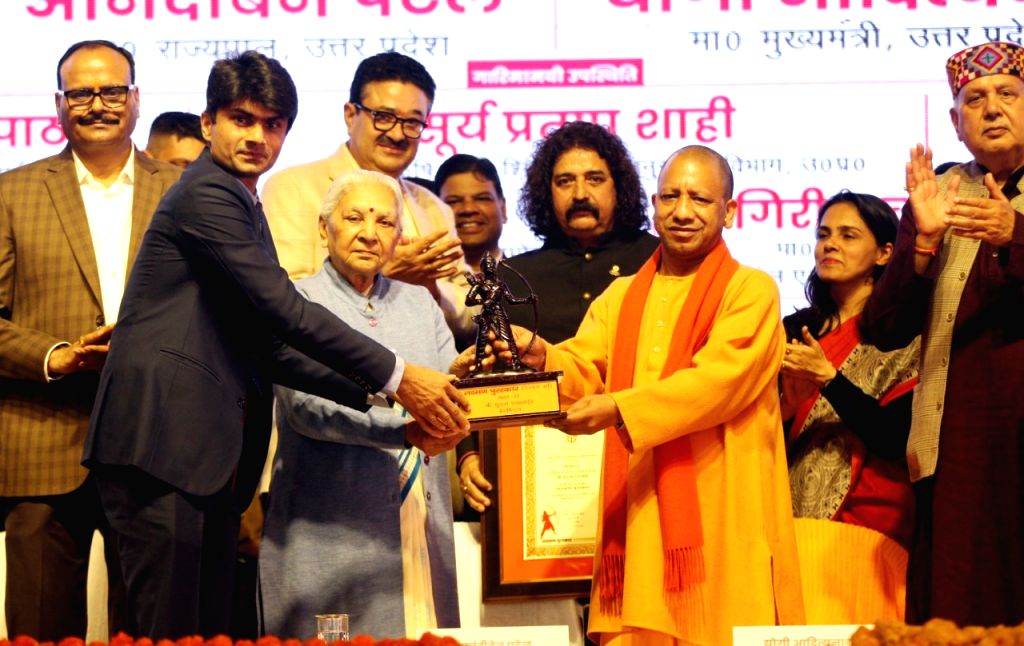 Free Photo : 12 players including DM of Noida got Laxman-Lakshmibai award