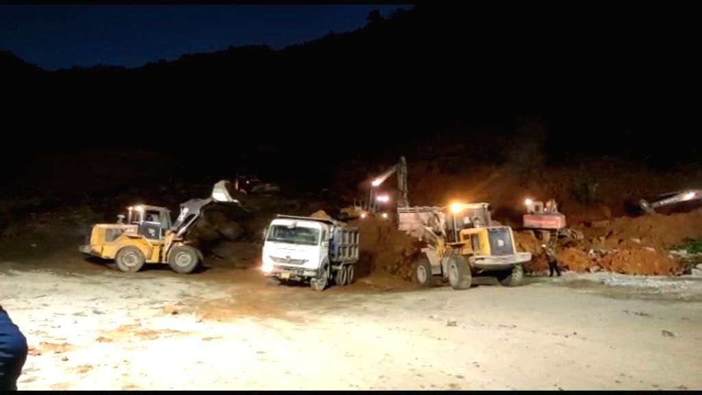 Free photo : 15 feared dead in Mizoram stone quarry collapse
