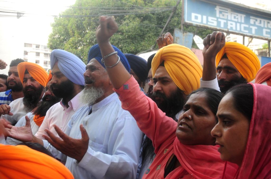 1984 Anti-Sikh riots victims shout slogans during their demonstration ...