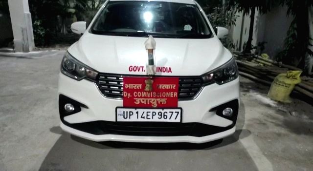 Free Photo : 2 crore cash recovered from car, 8 people in custody
