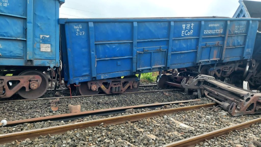Free photo : 20 coaches of goods train derailed, service of many trains ...