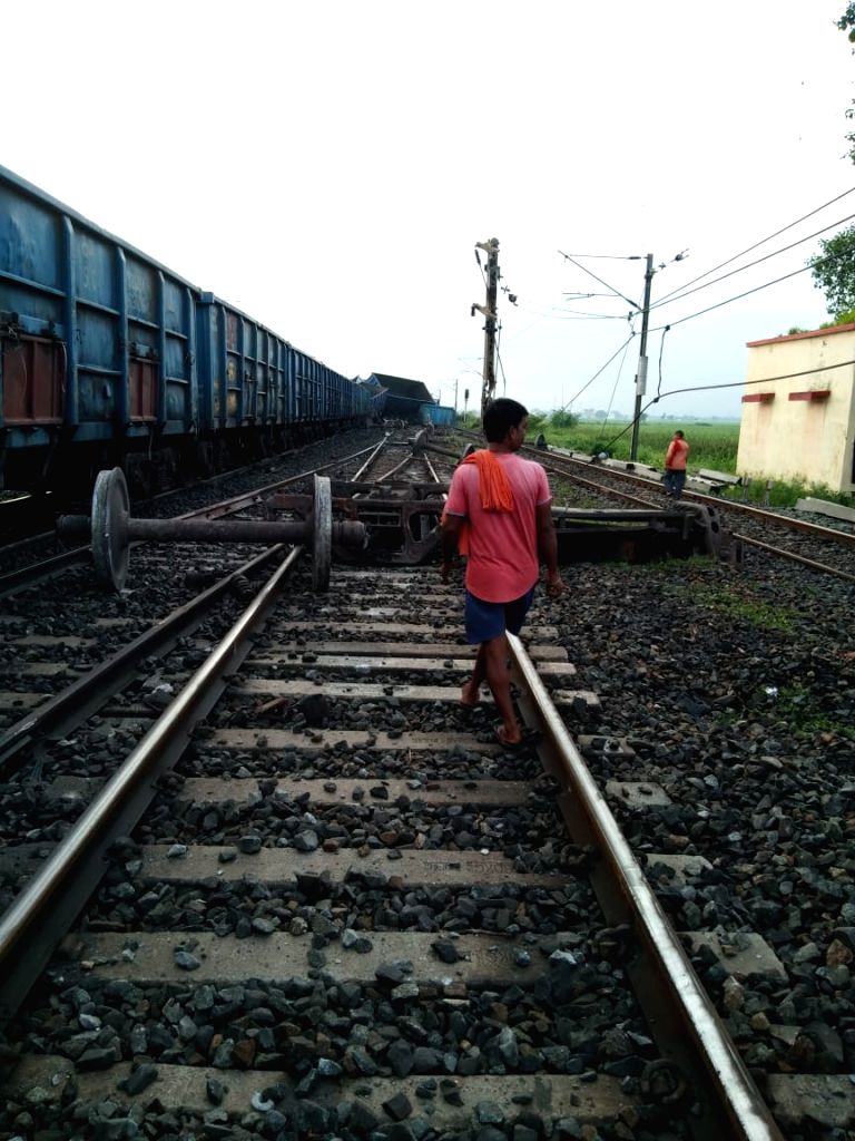 Free photo : 20 coaches of goods train derailed, service of many trains ...