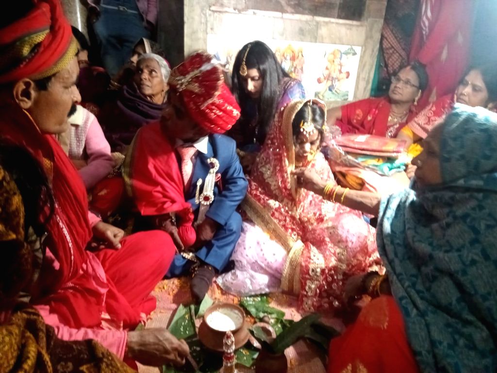 Free photo :Bihar: 3 feet groom, bride took seven rounds, promised to ...