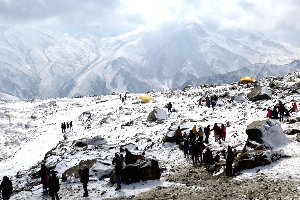 3 tourists stranded in Gulmarg rescued by police