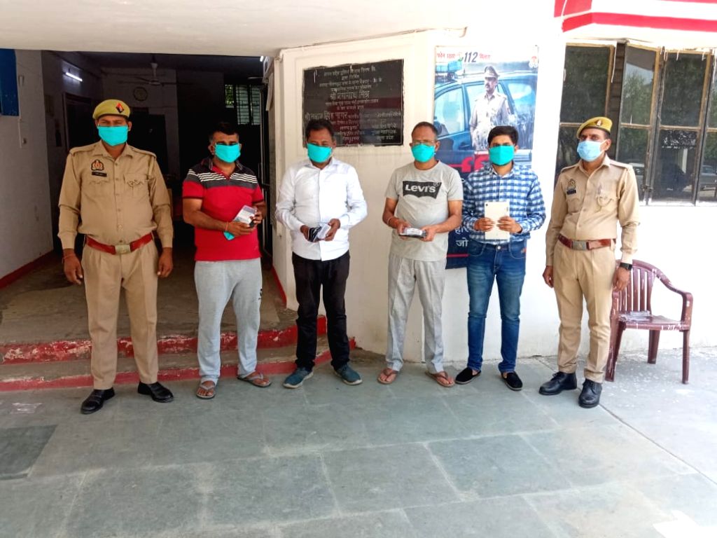 Free Photo : 4 arrested with 10 lakh hawala, 25 fake Aadhaar cards also ...