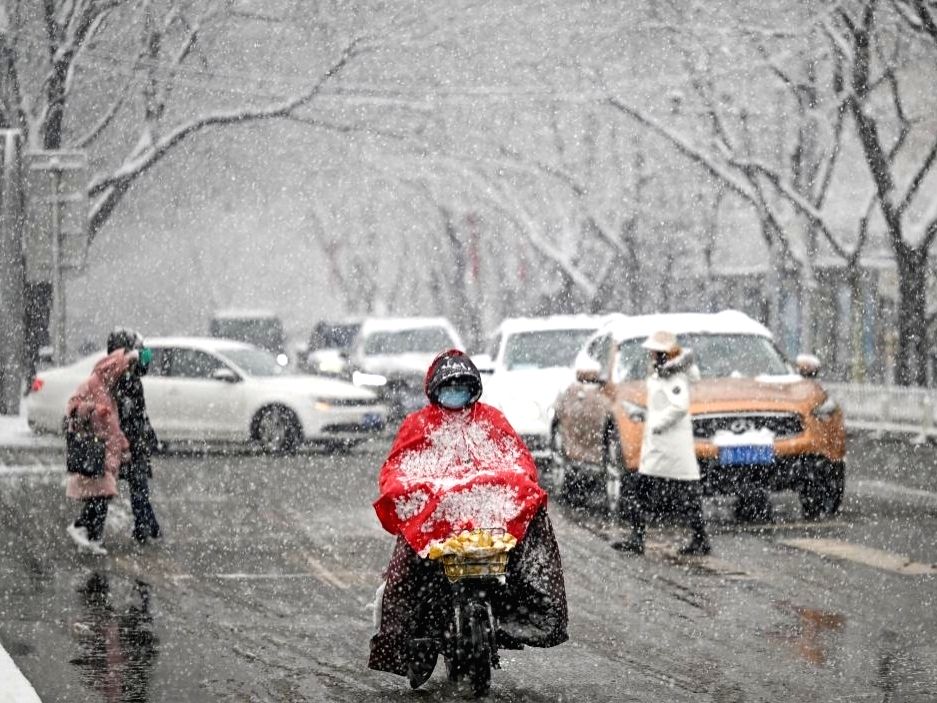 Heavy snow hits Beijing, triggers alerts