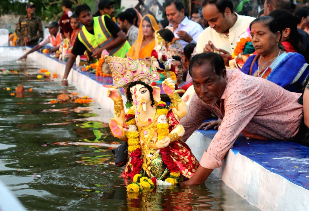 : Bhopal: Ganpati Visarjan