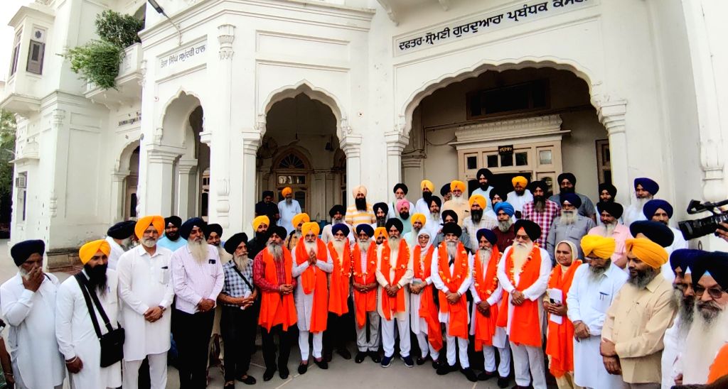 A group of Sikh 'Jatha' being felicitated as they depart for Lahore