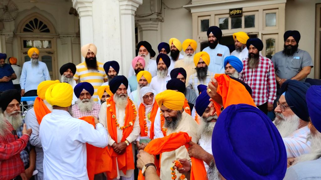 A group of Sikh 'Jatha' being felicitated as they depart for Lahore