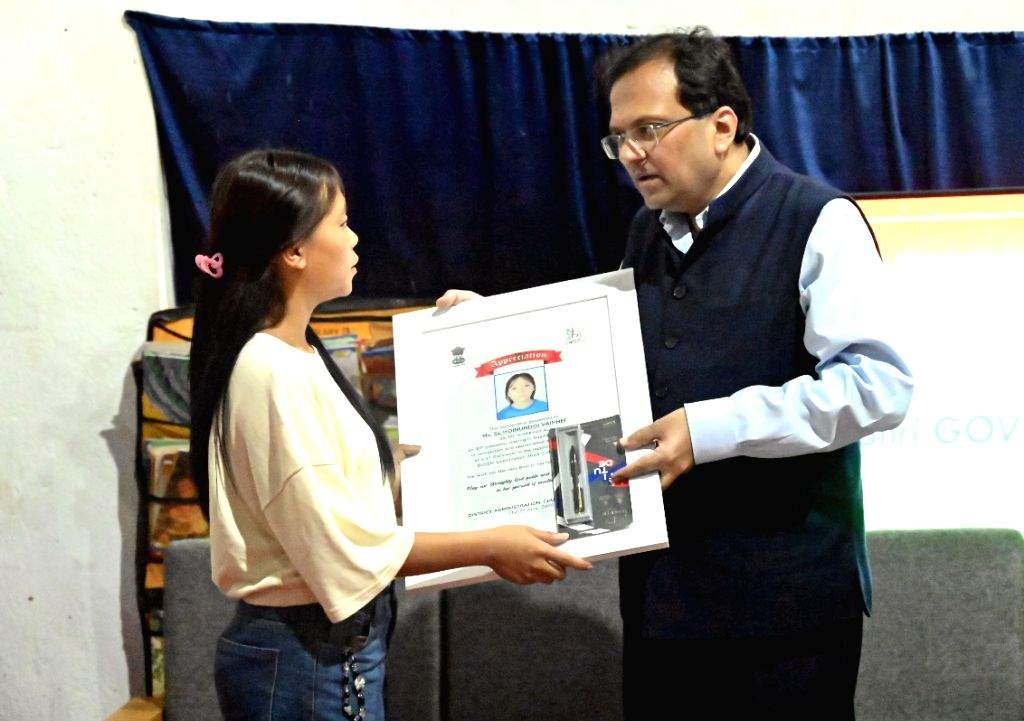 A high-level Central team visits Relief Camps for IDPs in Manipur