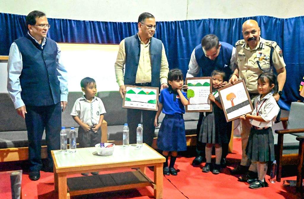 A high-level Central team visits Relief Camps for IDPs in Manipur