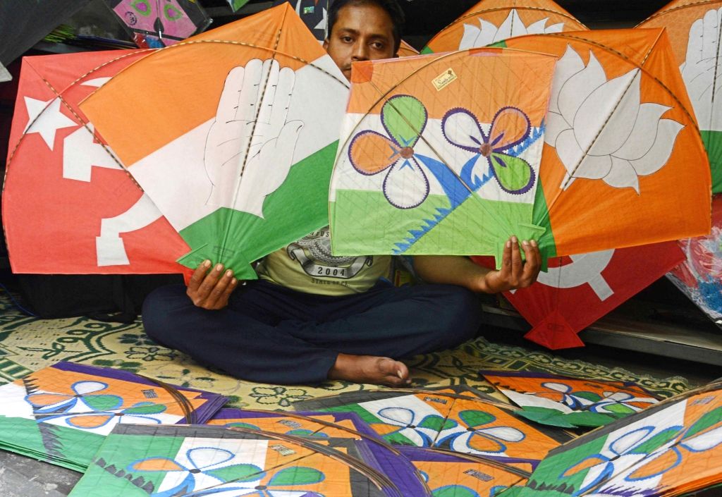 A kite maker making a political kite for ceiling ahead of State ...