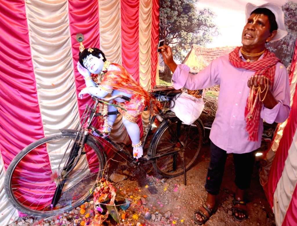 A sculpture of â Kacha Badamâ fame Bhuban Badyakar