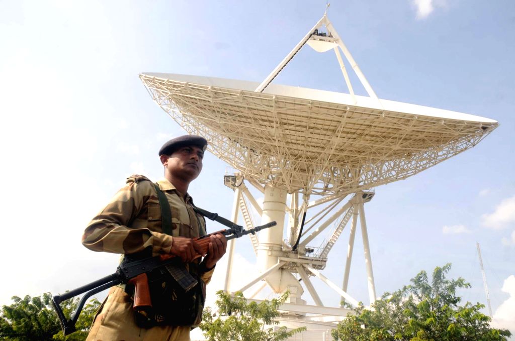 Scientists monitor India's Mars orbiter at Indian Space Research ...