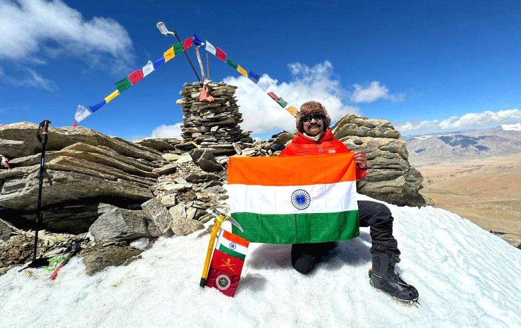 A team from Jawahar Institute of Mountaineering & Winter Sports ...