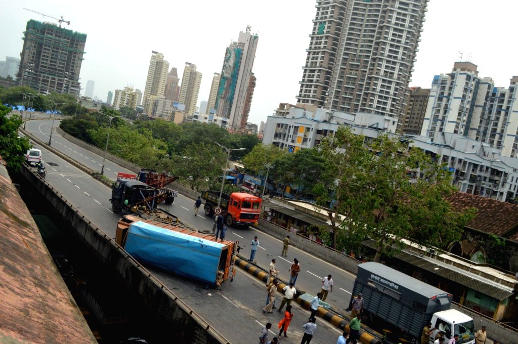 Truck overturns on Lalbaug flyover