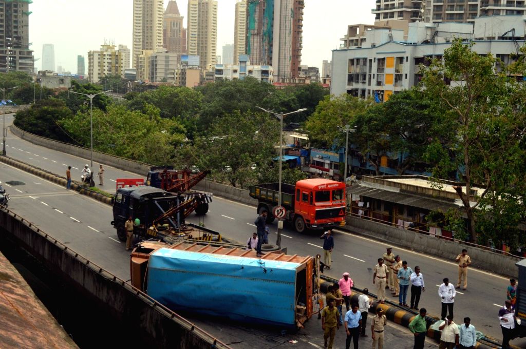Truck overturns on Lalbaug flyover