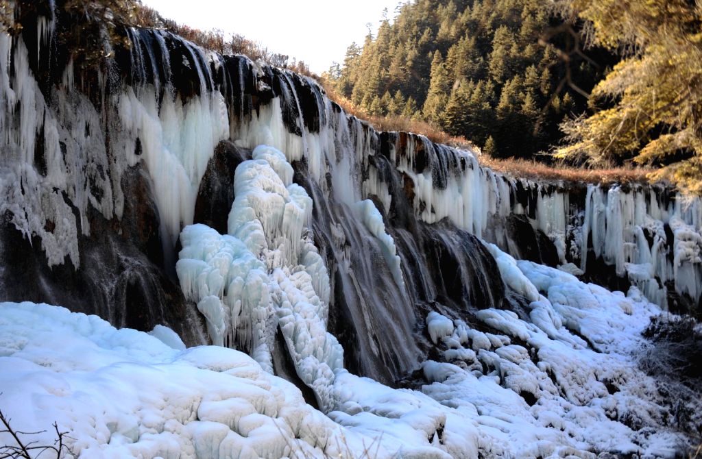 Sichuan (China): Frozen Nuorilang Waterfall