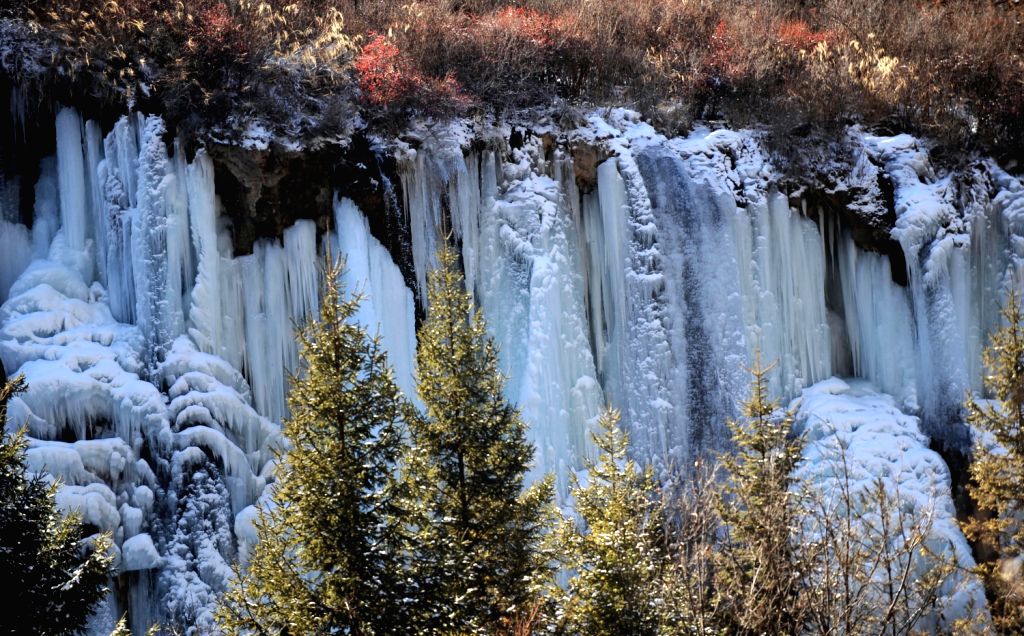 Sichuan (China): Frozen Nuorilang Waterfall