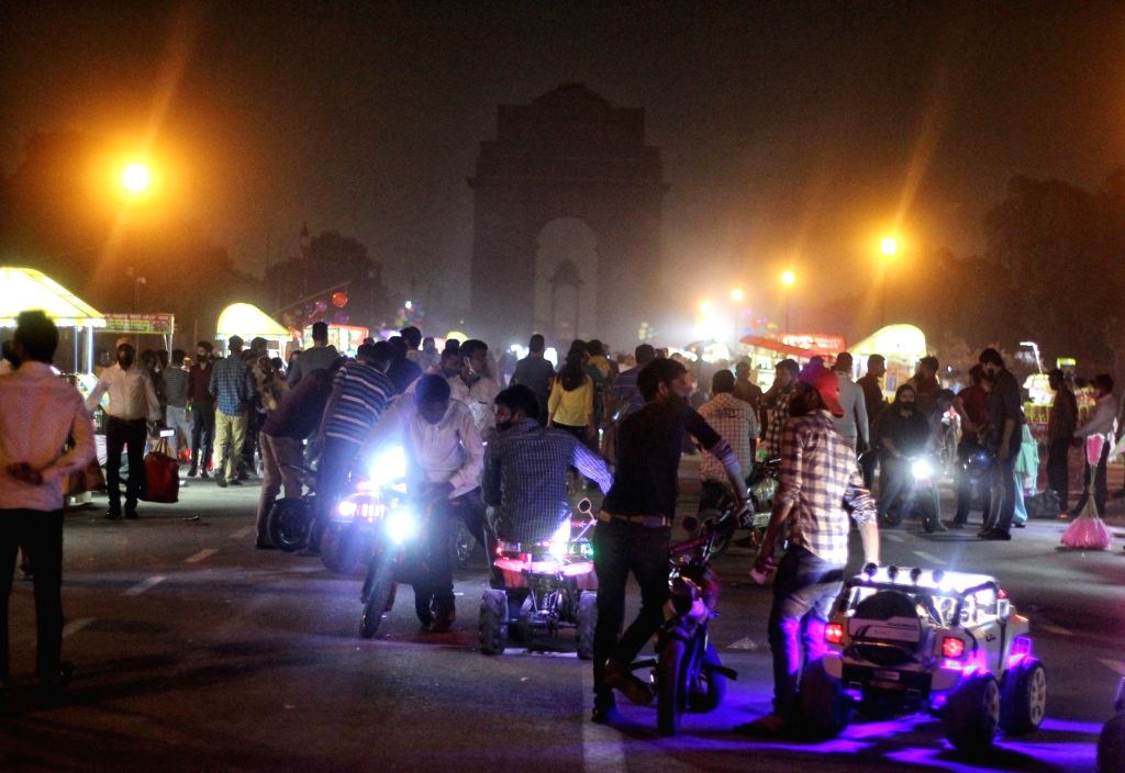 A view of India Gate light on off after and before during the Earth Hour