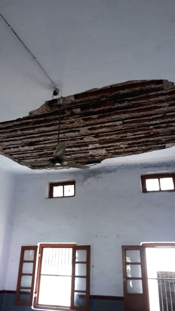 Betiya (Bihar): Classroom's roof collapses, leaving students injured