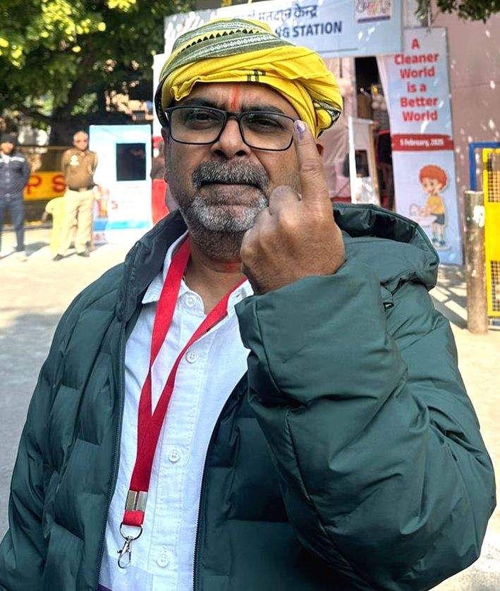AAP candidate from Patparganj Assembly seat Awadh Ojha casts her vote ...
