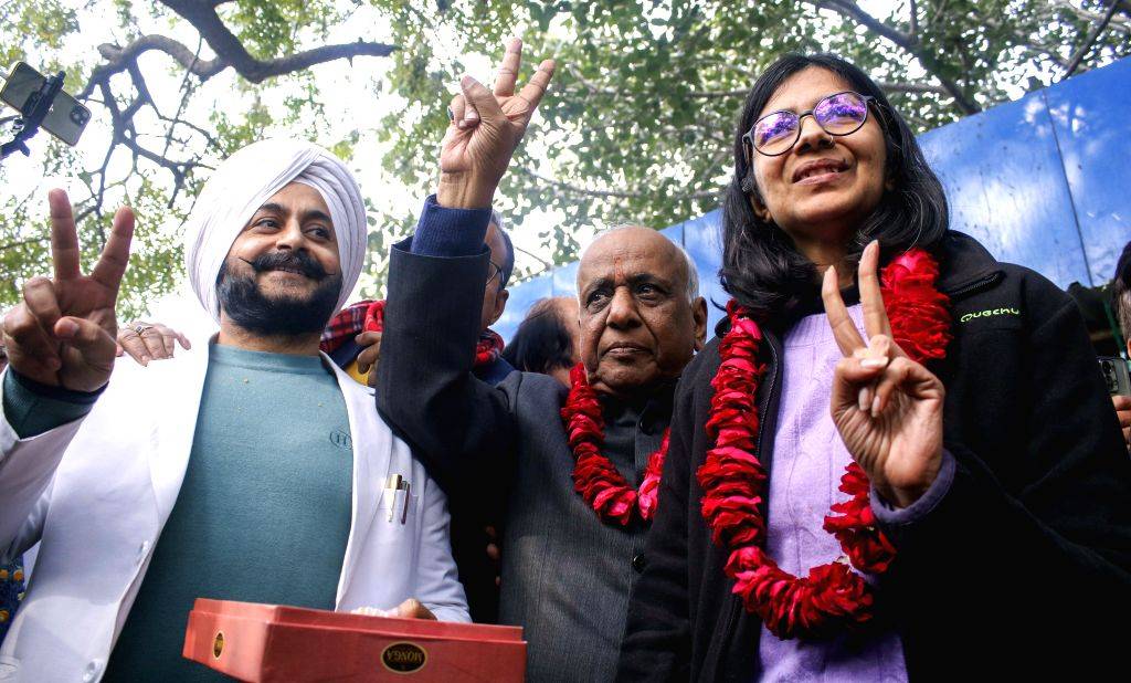 AAP candidate Narain Dass Gupta and Swati Maliwal after filing his ...