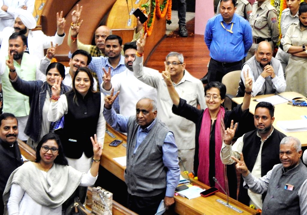 AAP MLAs including Atishi Marlena with party's mayoral candidate Shelly ...