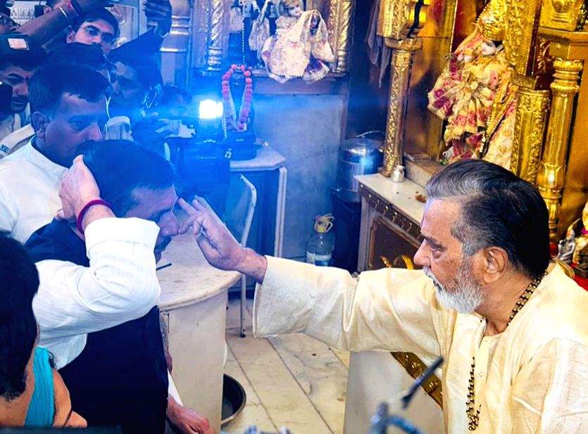 AAP MP Sanjay Singh offers prayers at Hanuman Mandir