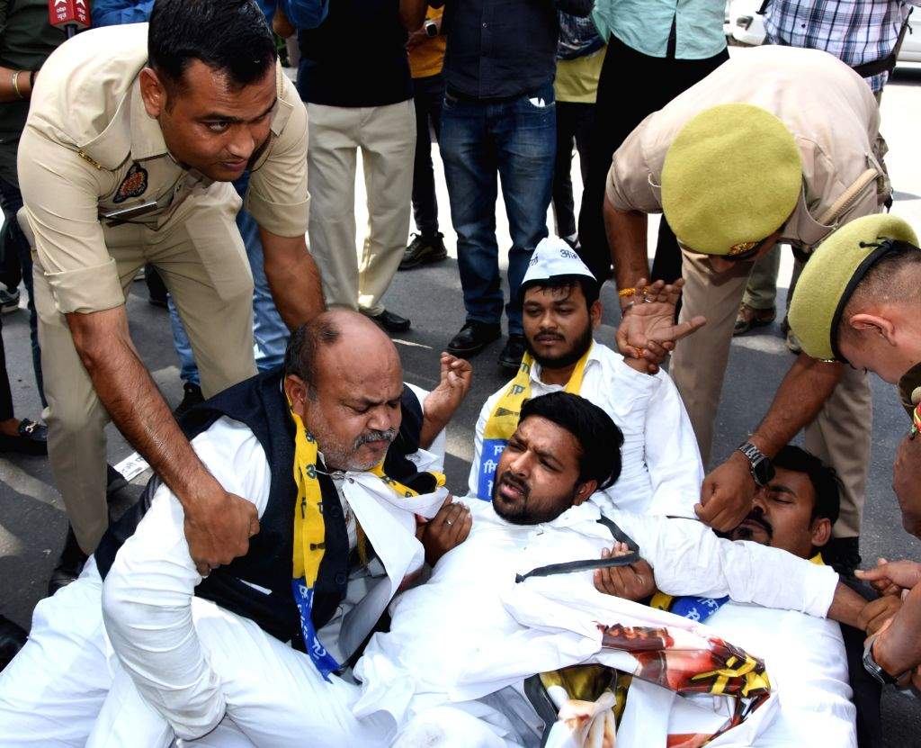 AAP workers protest over LPG hike in Lucknow