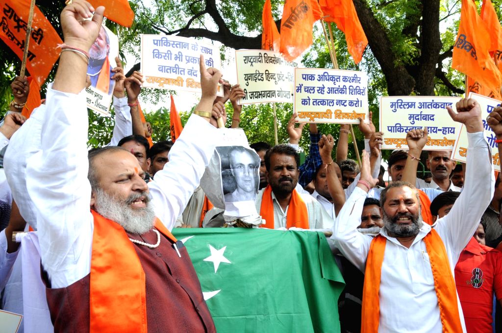 Rashtrawadi Shiv Sena burn effigy of Omar Abdullah and Pakistani flag