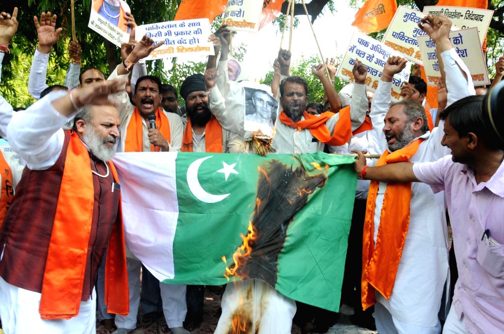 Rashtrawadi Shiv Sena burn effigy of Omar Abdullah and Pakistani flag