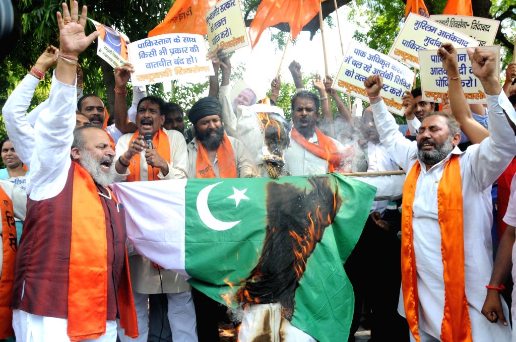 Rashtrawadi Shiv Sena burn effigy of Omar Abdullah and Pakistani flag