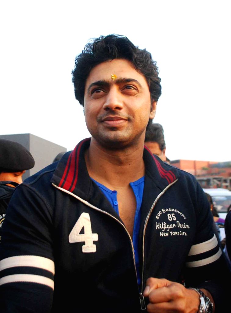 Actor Dev during 'Getwell Walkathon 2013'