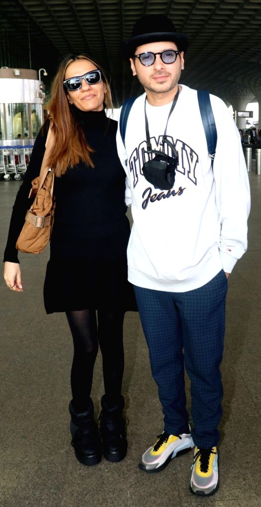 : Mumbai: Actor Divyendu Sharma with his wife Akanksha Sharma spotted ...
