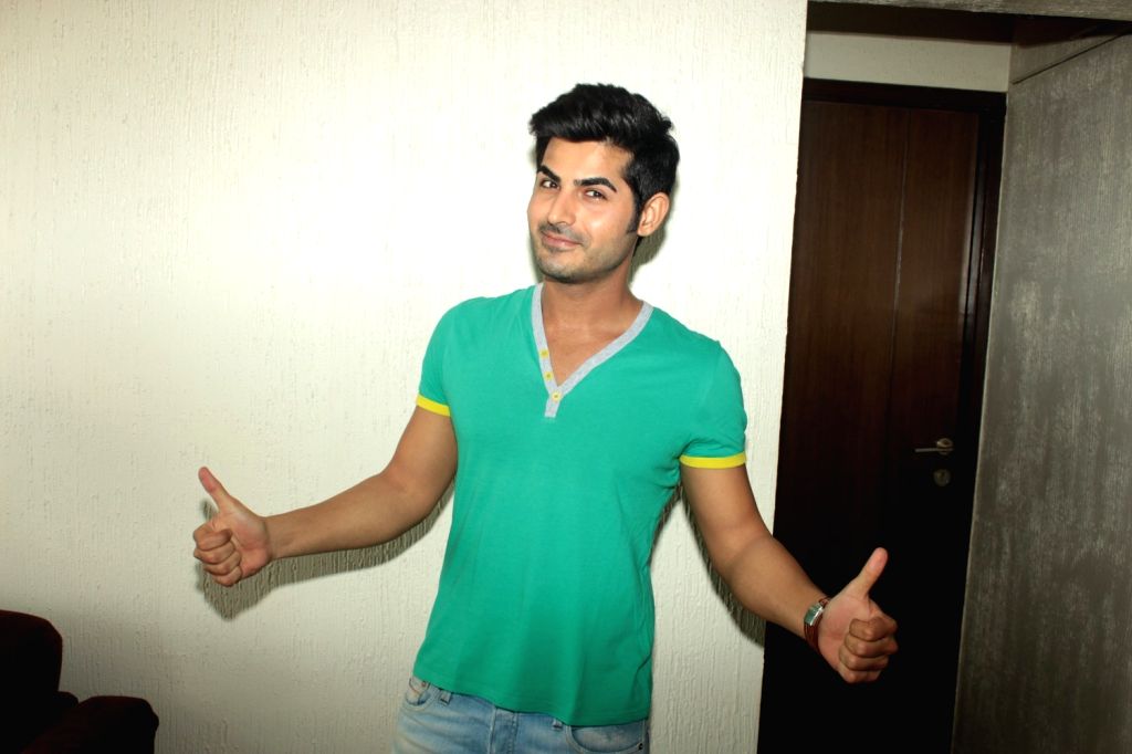 Omkar Kapoor celebrates Holi at his residence