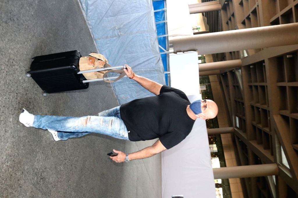 Puneet Issar seen at Mumbai Airport