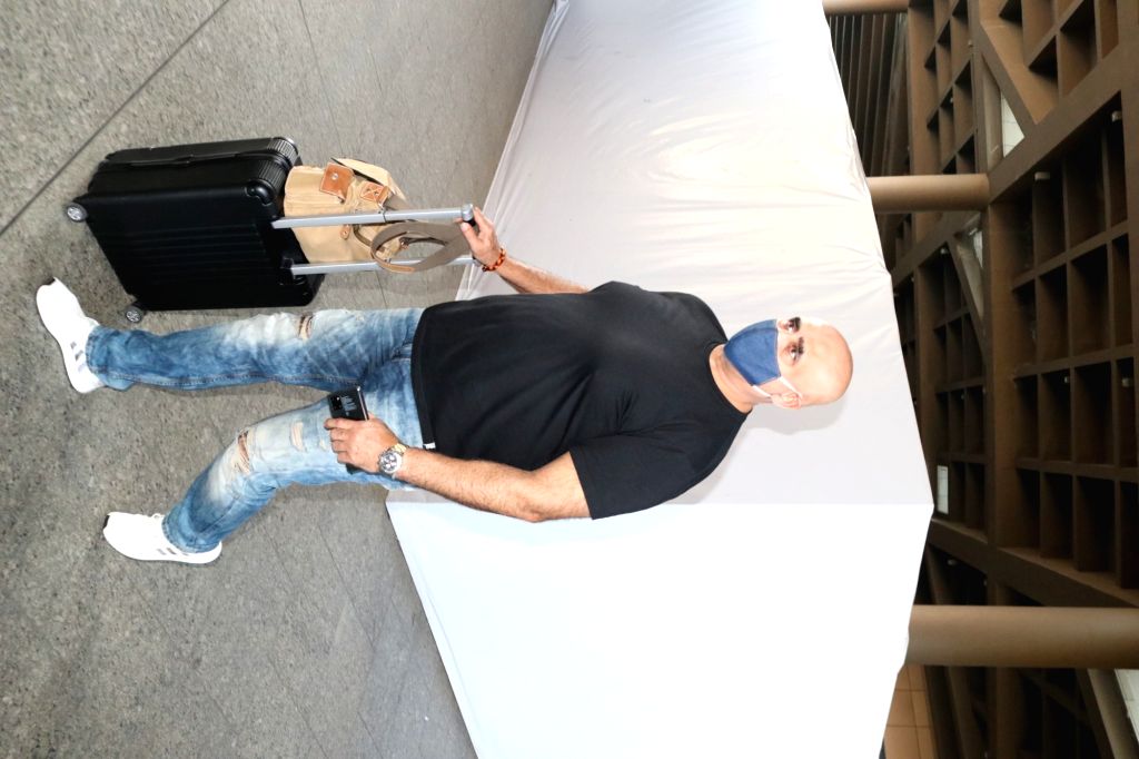 Puneet Issar seen at Mumbai Airport